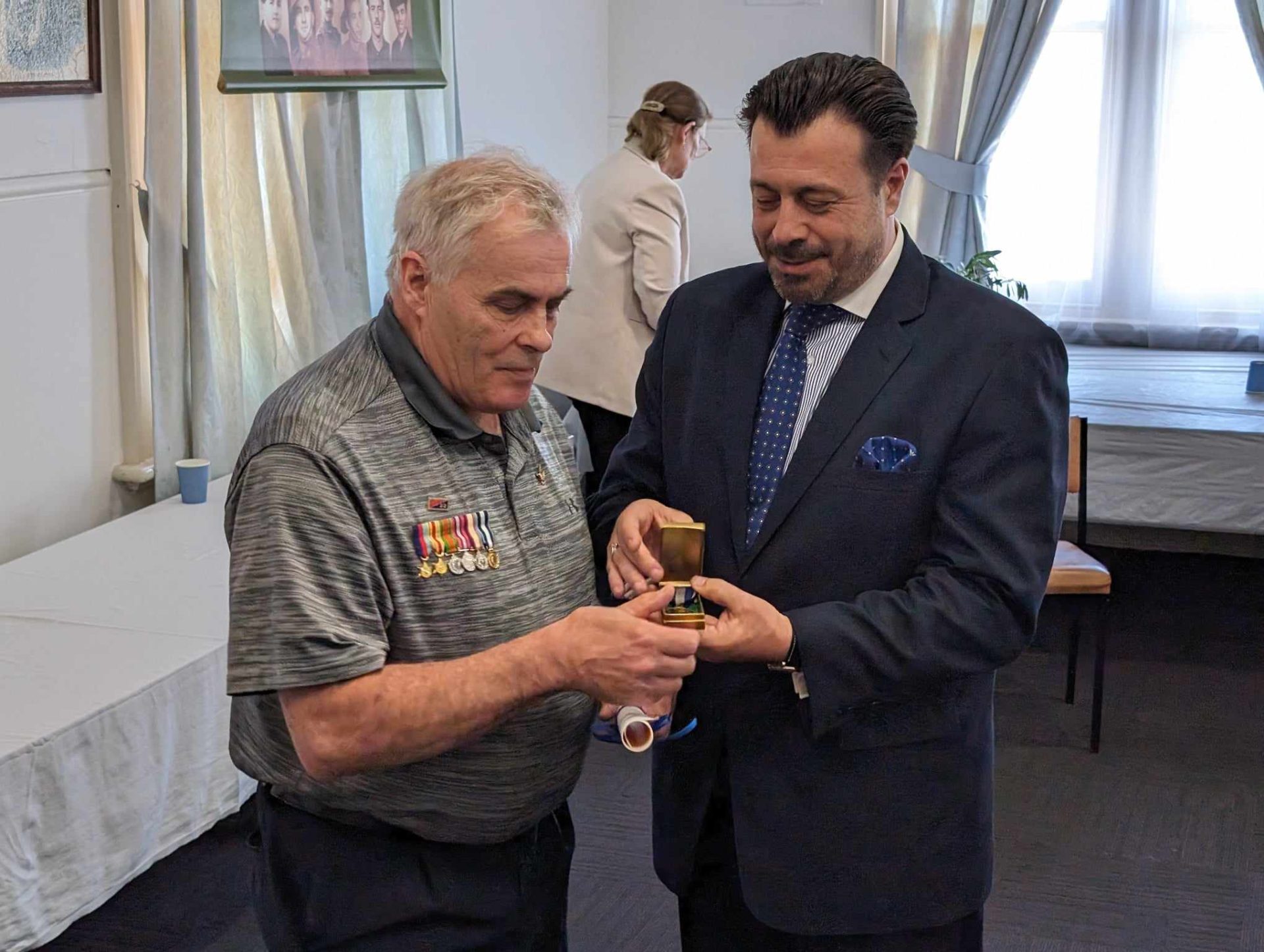 Medals of former WWII vets given to Australian families with Greek ...