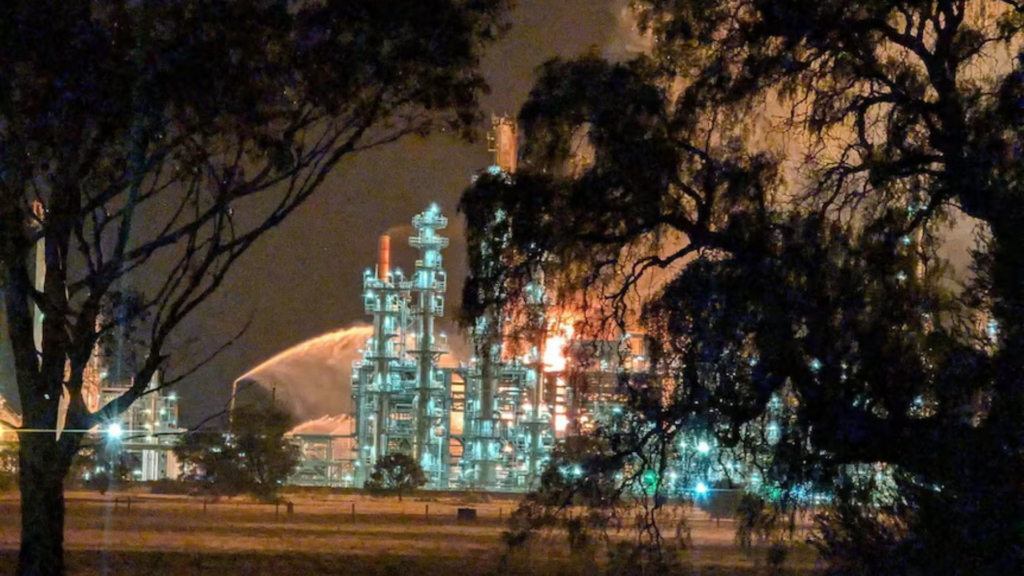 Major fire at Geelong oil refinery sparks explosions – The Greek Herald